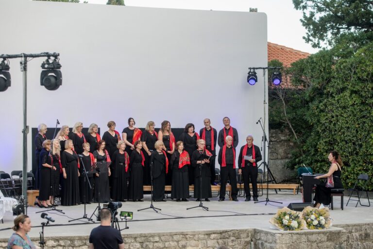 Raspjevana večer otočkog prijateljstva ispunjena emocijom i ...